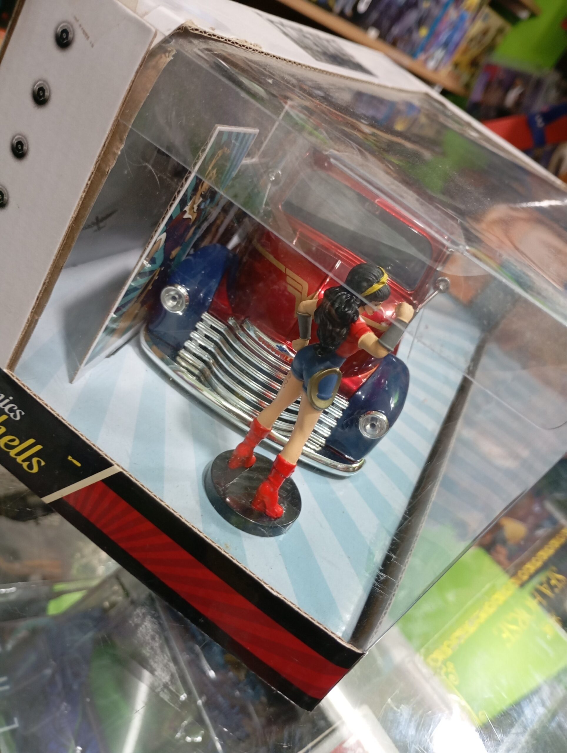 WONDER WOMAN™& 1952 CHEVY COE PIKUP DC COMICS – Figuras del Norte
